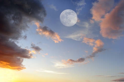 A Daytime Full Moon? - Farmers' Almanac - Plan Your Day. Grow Your Life.
