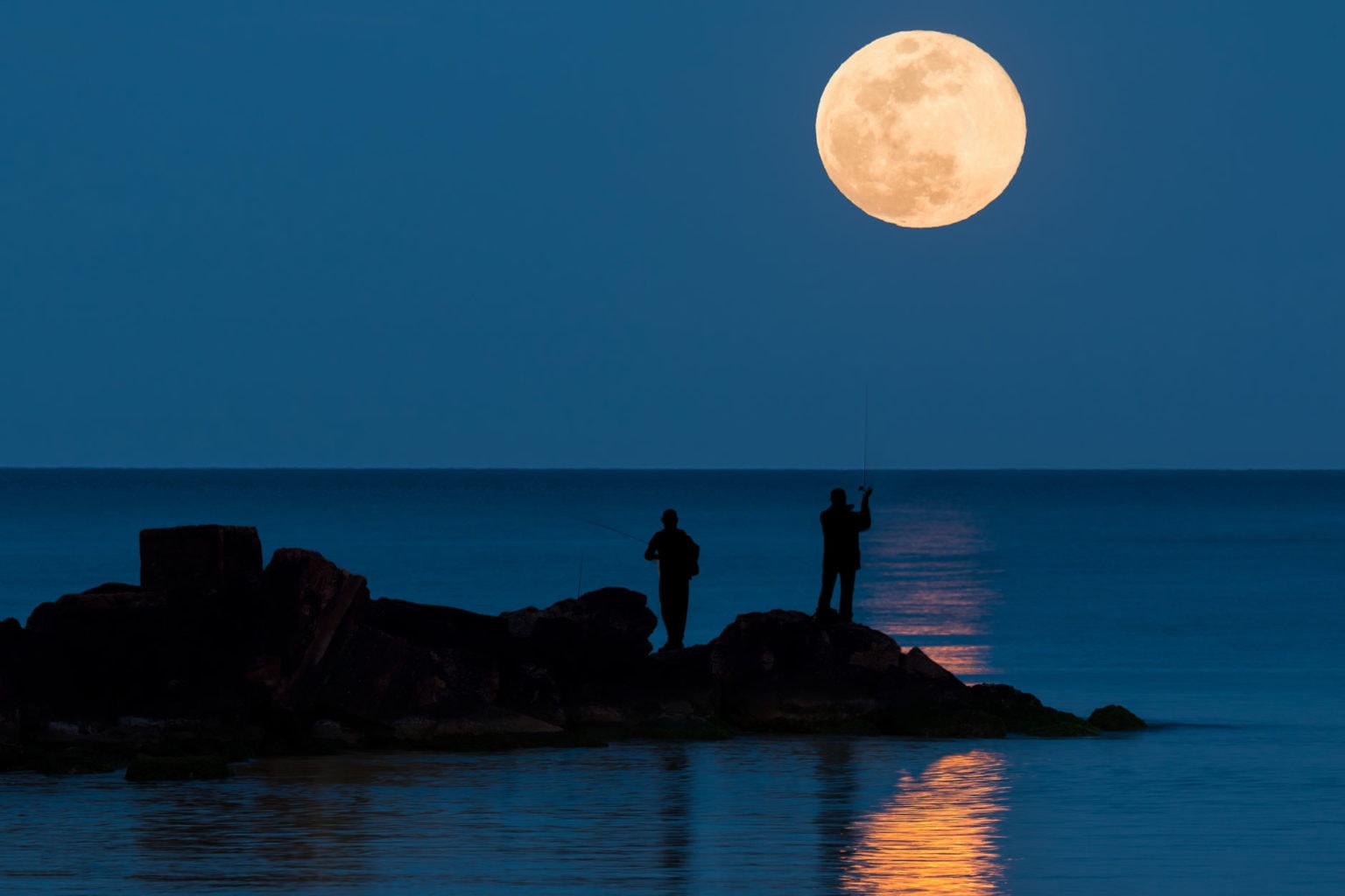 Do Phases of the Moon Affect Fishing Conditions? - Farmers' Almanac ...