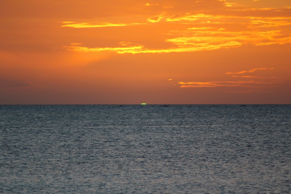 The Green Flash: Legends, Lore, and Science Behind The Sunset Phenomenon - Farmers' Almanac ...